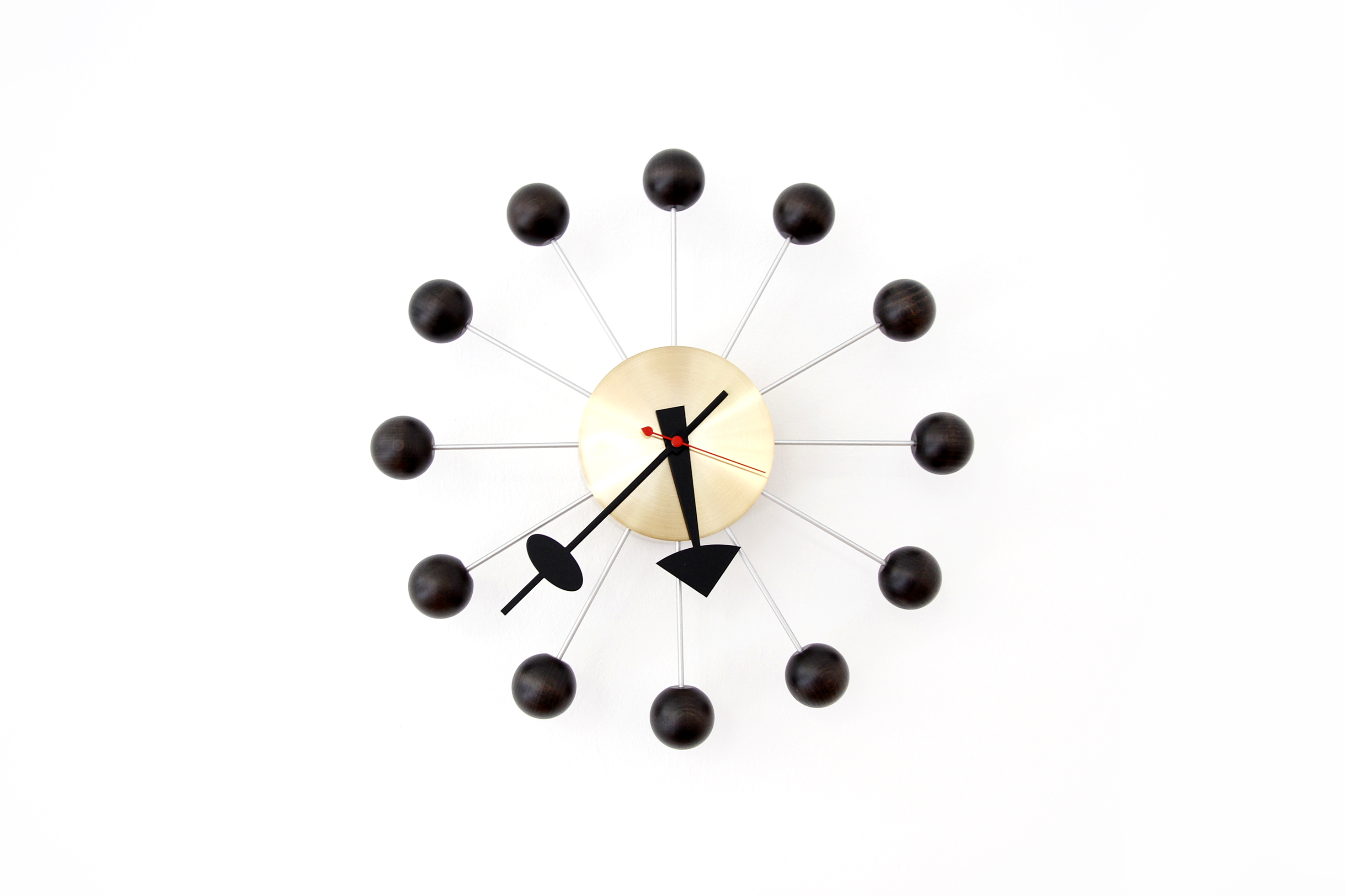 George Nelson Ball Clock in donker notenhout met messing | VAN ONS
